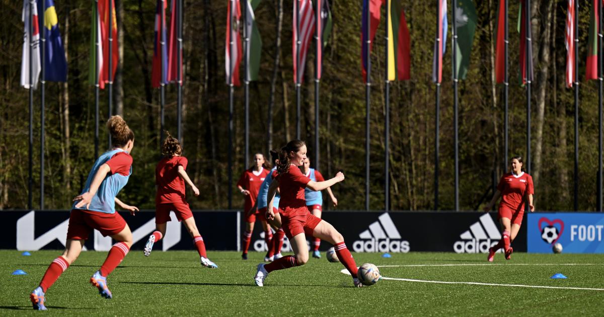 45) Preparación y ejecución de la presión tras pérdida - FIFA Training Centre